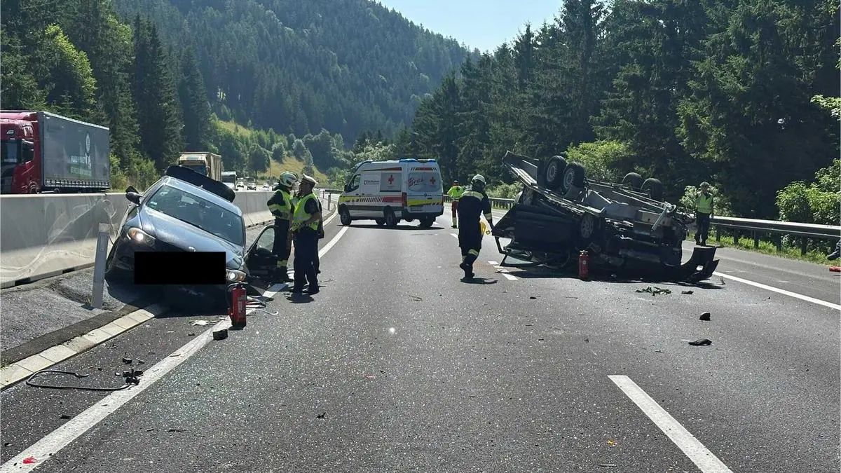 Bei Übelbach: Auto landete am Dach: Unfall auf A9 ging glimpflich aus